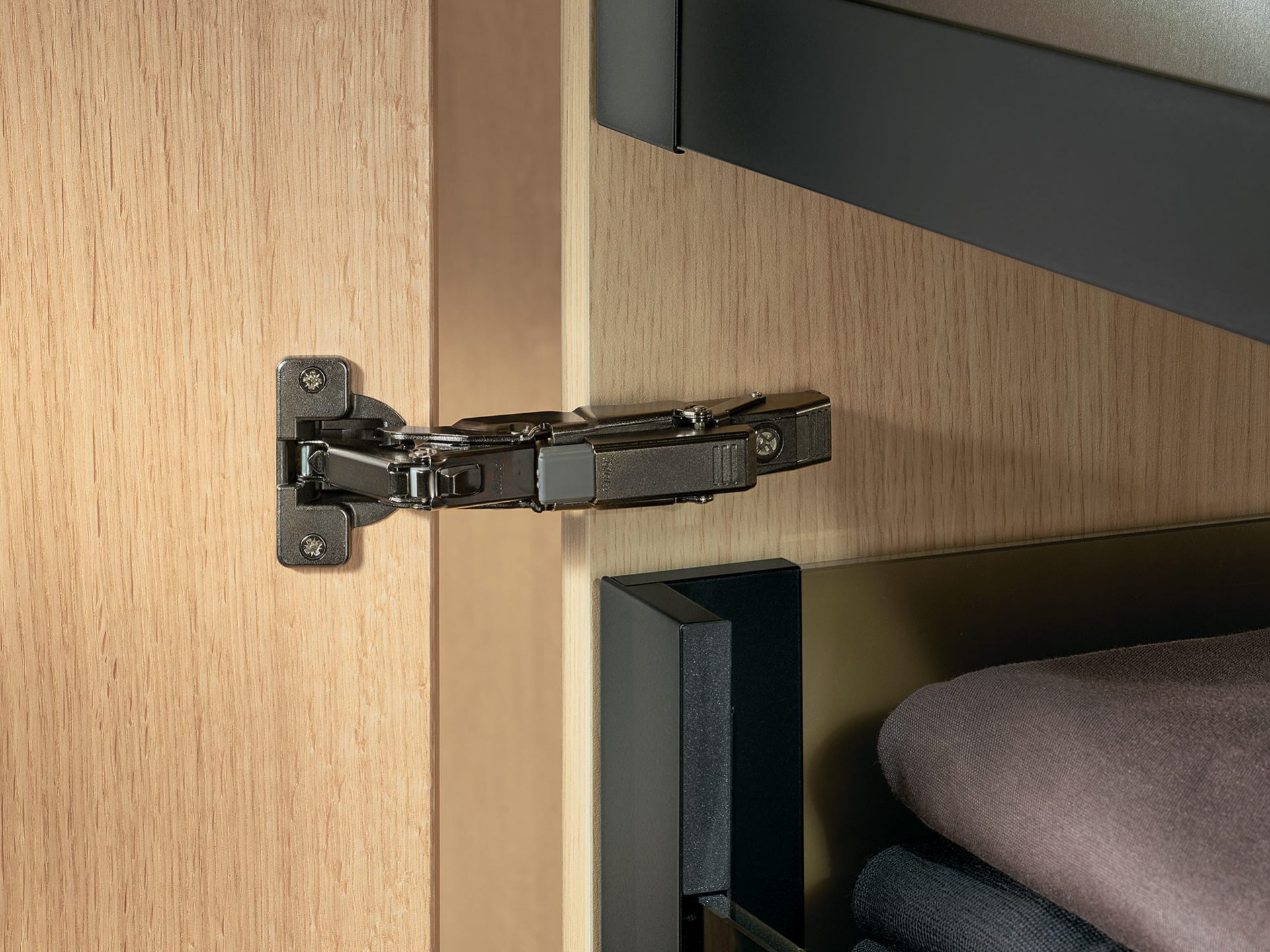 CLIP top BLUMOTION σε μαύρο όνυχα | Blum