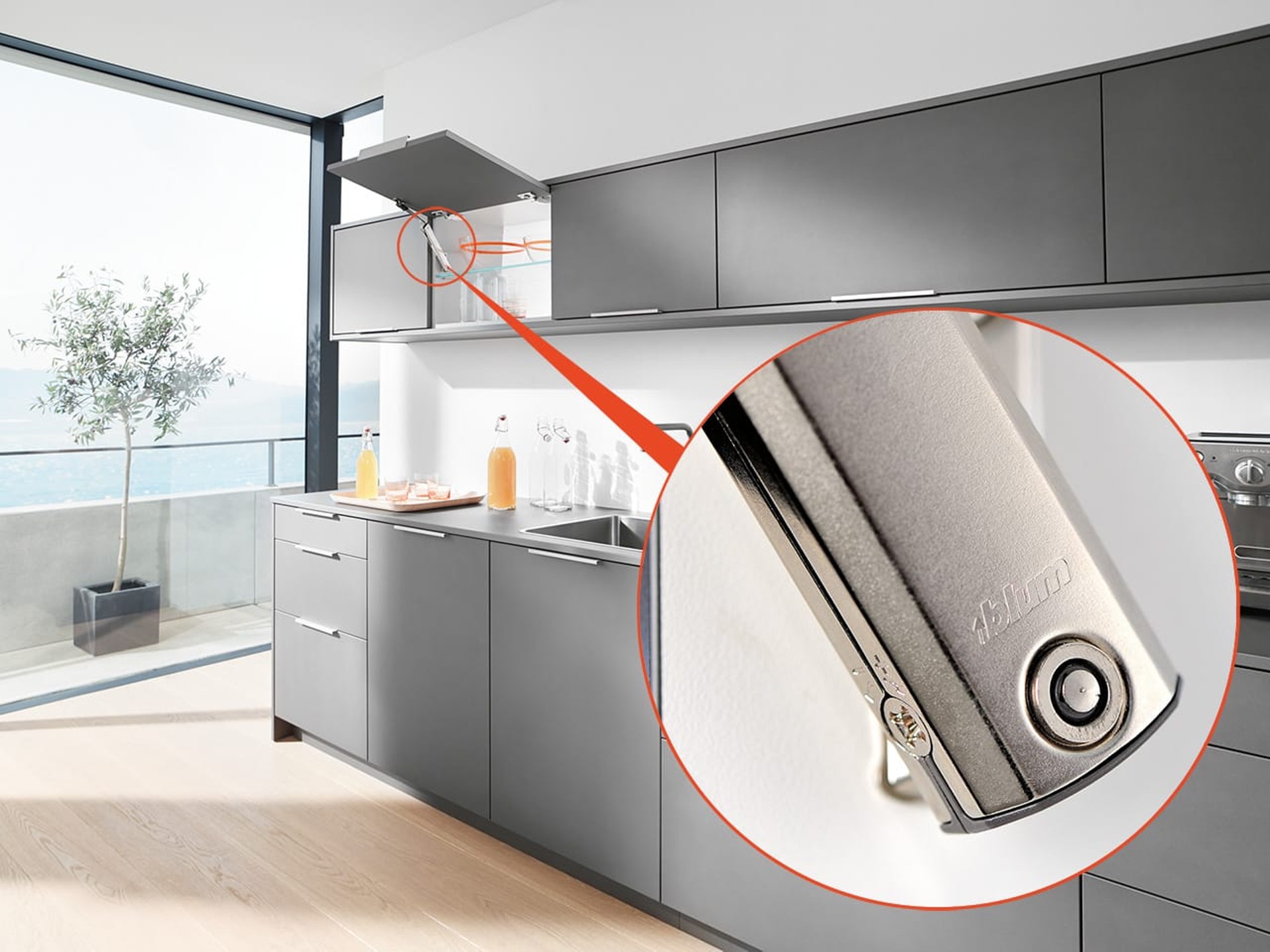 Reconnaître de façon sûre les systèmes de portes relevables | Blum