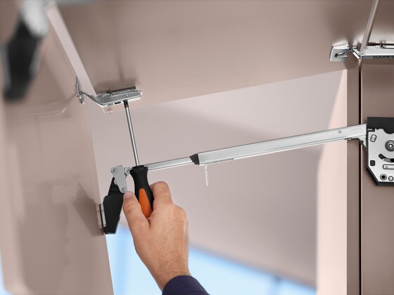 Obróbka i montaż AVENTOS HF top | Blum