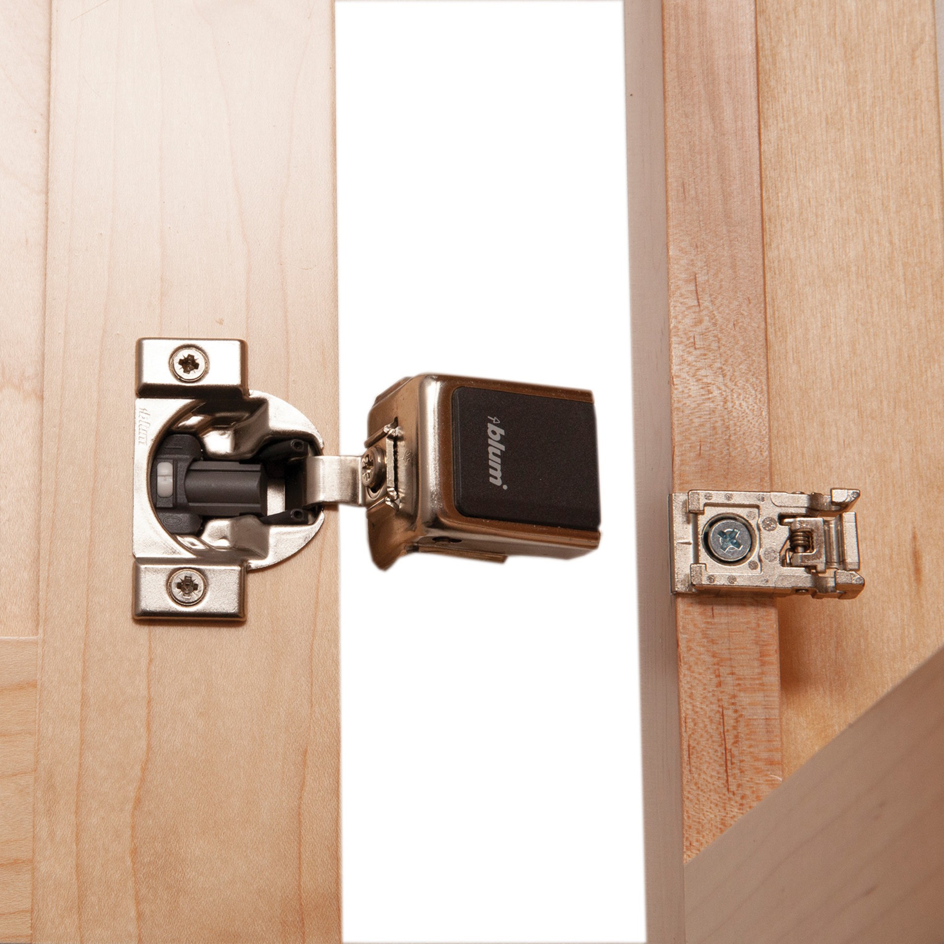 COMPACT CLIP | Blum