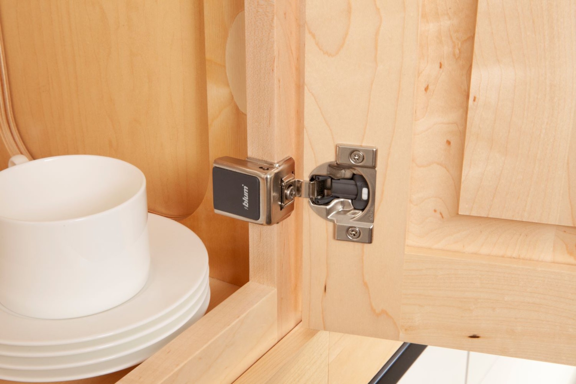 COMPACT CLIP | Blum